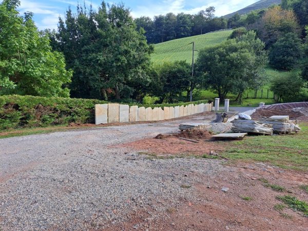 Pose de clôtures en pierre de la Rhune et pierre naturelle